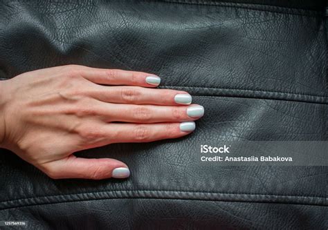 검은 가죽 배경에 파스텔 매니큐어가 있는 여성 용 손 펄 젤 코팅 손톱에 대한 스톡 사진 및 기타 이미지 손톱 홀로그래픽 매니큐어 화장품 Istock