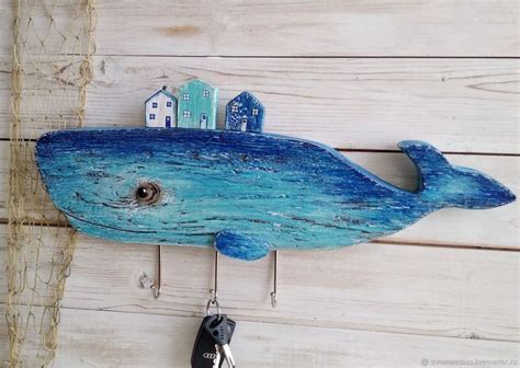 Ключница вешалка настенная Кит голубой с домиками домики дрифтвуд заказать на Ярмарке