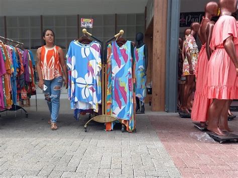 Feira da Madrugada a disputa entre a Faria Lima e os camelôs do Brás