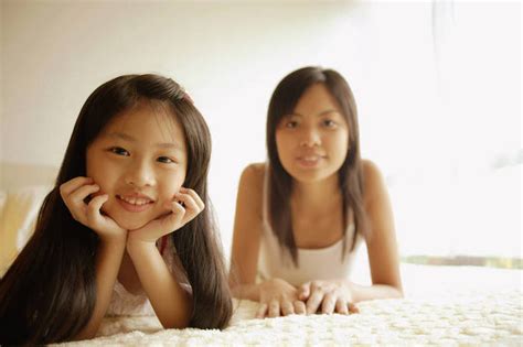 母亲和女儿躺在床上 包图企业站