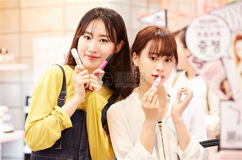 年轻女人们在美容店试妆高清图片下载 正版图片502232283 摄图网
