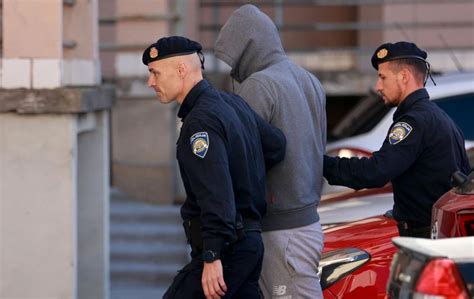 Pijani policajac izazvao kaos U kafiću se skinuo gol do pasa pa počeo