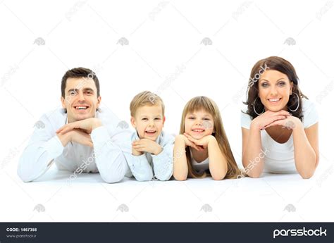 خانواده و بیش از یک پس زمینه سفید جدا شده است 1467358