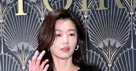 사진 전지현 우아함 쓸어내리며