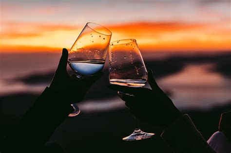 Minum Anggur Saat Matahari Terbenam Foto Stok Unduh Gambar Sekarang
