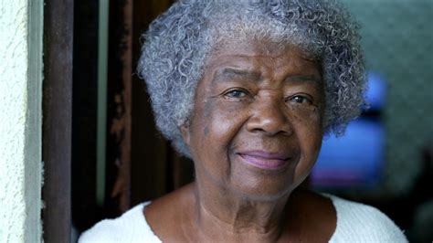 Retrato De Un Primer Plano De La Cara De Una Mujer Negra Mayor Mirando