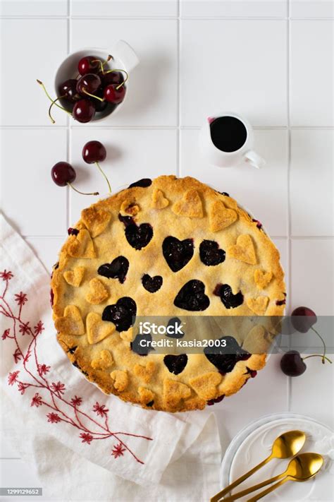 가벼운 아름다운 세라믹 배경에 하트와 맛있는 수제 체리 파이 발렌타인 데이 구운 식품 맨 위 보기입니다 밸런타인데이에 대한 스톡