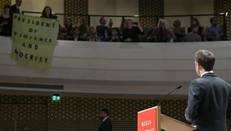 E Macron Hué à La Haye Lhypocrisie Du Président Français Dénoncée