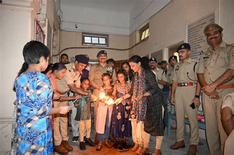 पुलिस आयुक्त वाराणसी मोहित अग्रवाल ने अनाथ बच्चों संग मनाई दीपावली