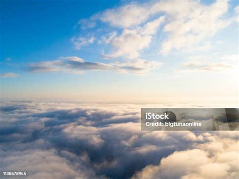 푸른 하늘에 공중 보기 흰 구름 평면도 무인 항공기에서 보기 조감도 공중 평면도 Cloudscape 구름의 질감입니다 위에서