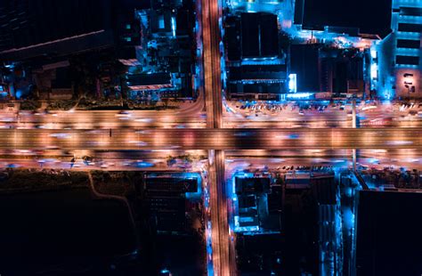 밤에 바쁜 도시 고속도로도로 교차점의 드 론 공중 보기 교차 하는 고속도로 도로가 동쪽 바깥쪽 순환도로를 육교 거리에 대한 스톡 사진 및 기타 이미지 Istock