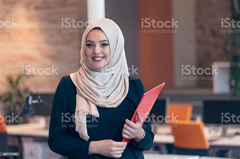 현대 스타트업 사무실에서 폴더를 들고 있는 아라비아 사업가 경영자에 대한 스톡 사진 및 기타 이미지 경영자 긍정적인 감정