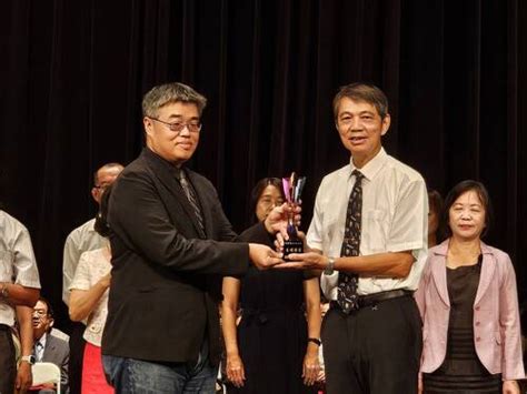 漾新聞高雄市106位新卸任校長布達交接 副市長李懷仁勉秉教育初心為教育打拼