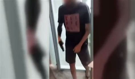 Vídeo motoboy diz ter sido ameaçado arma por cliente em Santos Metrópoles