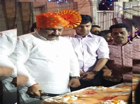 तलवारीने केक कापण्याचे प्रकरण पालकमंत्री केसरकर जिल्हाधिकाऱ्यांवर गुन्हे दाखल करा Kolhapur