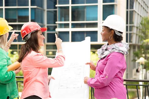 줄기입니다 여성 엔지니어 또는 건축가 팀 도시에서 건설 프로젝트에서 작업 Stem 주제에 대한 스톡 사진 및 기타 이미지 Stem 주제 건물 외관 건설 산업 Istock