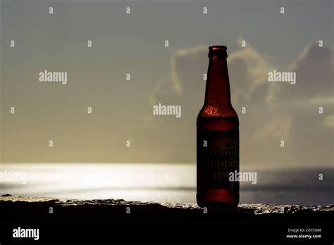Une bière glacée avec la mer des Caraïbes scintillante en arrière plan