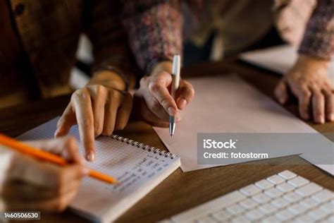 동료와 프로젝트 브리핑을 하는 동안 메모와 아이디어를 작성하는 여성 20 24세에 대한 스톡 사진 및 기타 이미지 20 24세 2명 30 34세 Istock