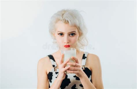 Bebe Mucha Leche Porque Eso Es Saludable Chica Sensual Disfrutando De