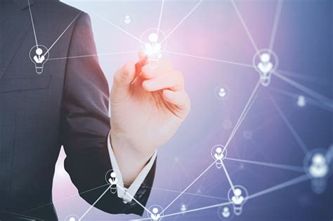 추상적인 배경에 가상 터치 스크린의 선으로 연결된 디지털 사용자 기호로 작업하는 스틸러스를 사용하는 사업가 손과의 소셜 네트워킹 및 상호 작용 개념 남자 사업가에 대한 스톡