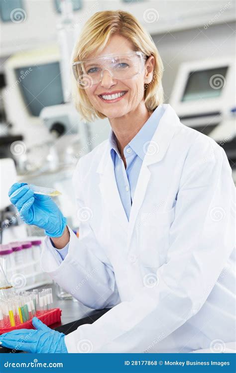 工作在实验室的女性科学家 库存照片 图片 包括有 纵向 女性 职业 乳汁 白种人 行业 水平 28177868