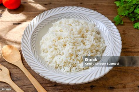 나무 배경에 흰색 접시에 요리 된 흰 쌀 또는 찐 쌀 태국 재스민 쌀 태국 향기로운 쌀 평면도 음식 테이블 0명에 대한 스톡 사진 및 기타 이미지 Istock