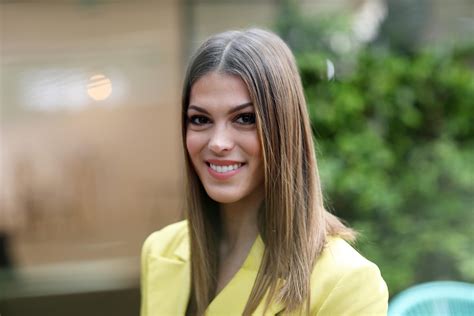 Iris Mittenaere Plaide Pour Labolition De Toutes Les Règles” Du Concours Miss France Foto