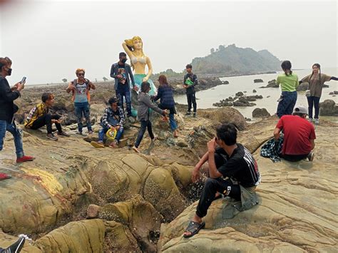 မြေပုံမြို့နယ်၊ အငူကမ်းခြေ၌ အပန်းဖြေအနားယူသူများနှင့် စည်ကားလျက်ရှိ Information And Public