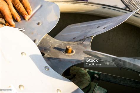 전문 전기 기술자는 건물의 지붕 상단에 중앙 에어컨 시스템의 유닛의 깨진 팬을 수리 하 고 파란색 유니폼과 머리 캡을 착용 0명에 대한 스톡 사진 및 기타 이미지 Istock
