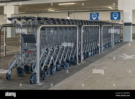 Manacor España 02 De Enero De 2024 Carritos De Compras De
