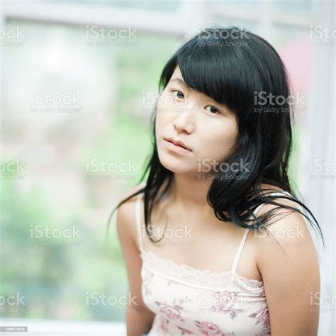 귀여운 십대 아시아판 여자아이 슬프게도 카메라 보기 보여주었기를 바랍니다 16 17 살에 대한 스톡 사진 및 기타 이미지