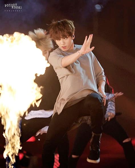 Bts Community Post グク😳 モンスター·パフォーマー😈🔥 あ、その汗 気が狂いそうだ´༎ຶོρ༎ຶོ` 暑い