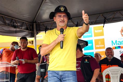 Prefeito David Almeida assina ordem de serviço para reforma da feira da