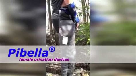 Craftswoman Pees Standing Up With Pibella Handwerkerin Uriniert