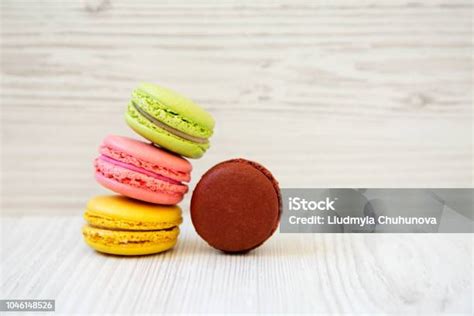 달콤한 고 다채로운 Macarons 흰색 나무 표면 측면 보기 공간에 복사 합니다 갈색에 대한 스톡 사진 및 기타 이미지