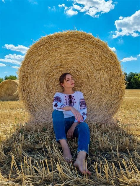 Дівчина у вишиванці на полі Sombrero Hats Fashion