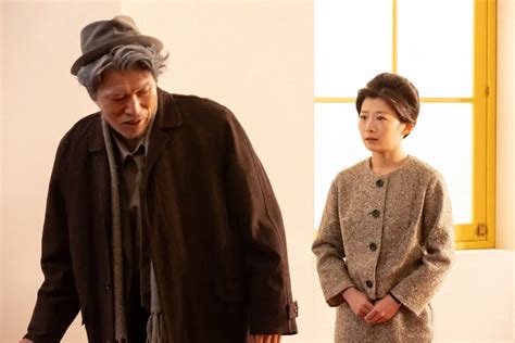 連続テレビ小説「虎に翼」第115話。佐田寅子（伊藤沙莉・左）は星百合（余貴美子）の背中をさすり（c）nhk スポニチ Sponichi