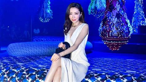 天王嫂熊黛林有逆天长腿加持，时尚穿搭无不体现出时尚顶流的魅力熊黛林时尚晚礼服新浪新闻