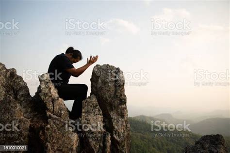 신에게 기도하는 여자 아시아 여성 성인 유행 모델 순간을 느끼고 즐기고 정상에서 행복을 느낀다 여성 기독교 숭배자 구조에 대한 스톡 사진 및 기타 이미지 Istock