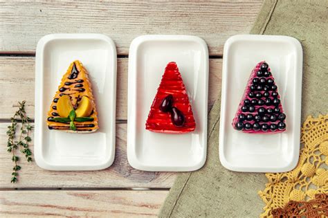 3 개의 삼각형 조각 케이크의 나무 시골풍 테이블에 건포도와 살구 자 두 4가지 개체에 대한 스톡 사진 및 기타 이미지 4가지 개체 건강한 식생활 과일 Istock