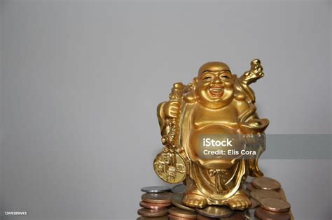 웃는 부처님이나 신 호테이 또는 호테이 또는 부다이 또는 푸타이의 동상 흰색 배경에 일부 동전 을 통해 고립 번영에 대한 스톡