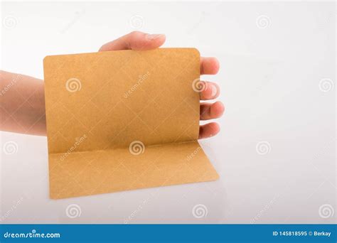 Mano Que Sostiene Un Papel Imagen De Archivo Imagen De Aula 145818595