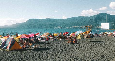 Conheça aqui as 11 praias de areia negra pelo mundo Carpe Mundi
