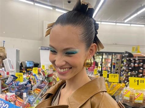水原希子、ロサンゼルスを満喫する姿を披露！ 現地スーパーになじむスタイル抜群ショットや密着ショットも All About ニュース