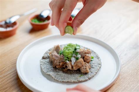 フォーの食べ方｜卓上調味料とパクチーでベトナム流アレンジ！｜goodie Foodie