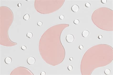 흰색 배경에 드롭 패턴의 핑크 하이드로겔 아이 패치 눈 밑 피부에 수분을 공급하고 영양을 공급하는 데 이상적이며 아름다움과 미적 개념의 케어를 더합니다 0명에 대한 스톡