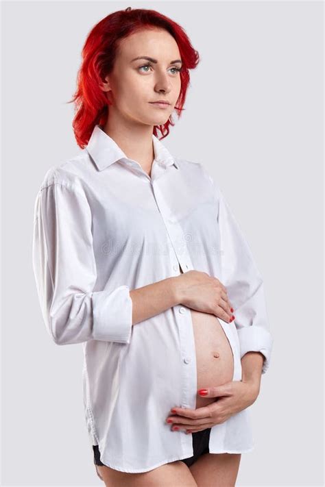 Muchacha Embarazada En Una Camisa Blanca Que Abraza Su Panza Fondo