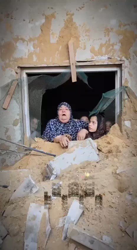 شبكة قدس الإخبارية تغطية صحفية مسنة فلسطينية في غزة بعد قصف منزلها