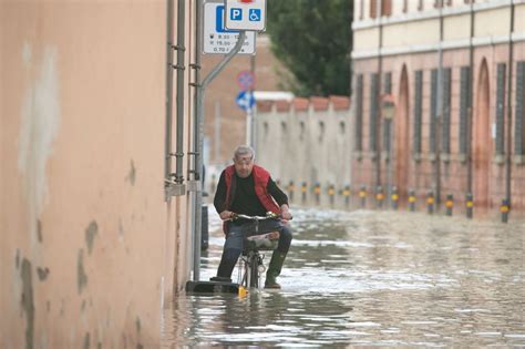 Sigue La Preocupación En Italia Al Menos 14 Muertos Y 36 Mil Evacuados