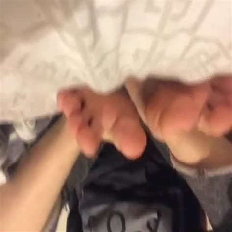 Foto De Cute Teen With Sexy Feet Wiggles Her Feet